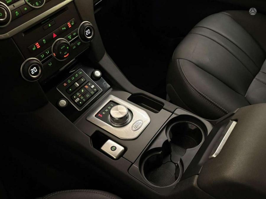 Grey Land Rover Discovery 2015 in Marijampole, with an engine capacity of 2.99 L and mileage of 214 thousand km for 14999 €, photo 12 on AUTOMOTO.COM.LV