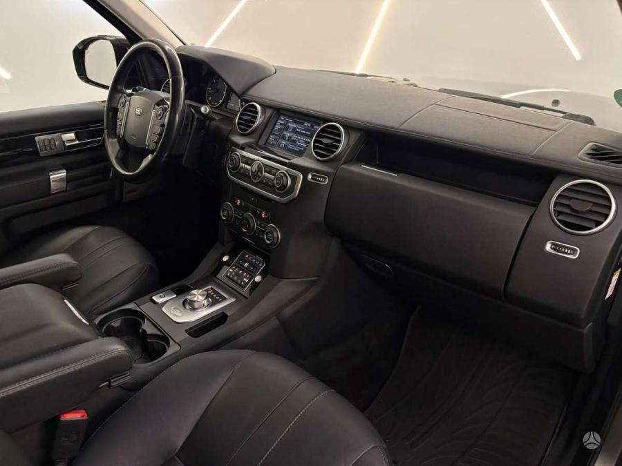 Grey Land Rover Discovery 2015 in Marijampole, with an engine capacity of 2.99 L and mileage of 214 thousand km for 14999 €, photo 17 on AUTOMOTO.COM.LV