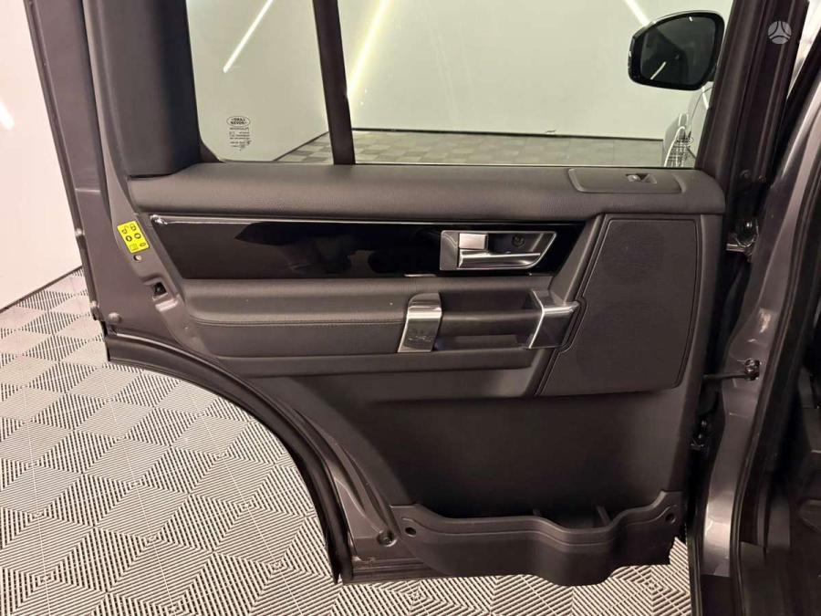 Grey Land Rover Discovery 2015 in Marijampole, with an engine capacity of 2.99 L and mileage of 214 thousand km for 14999 €, photo 21 on AUTOMOTO.COM.LV
