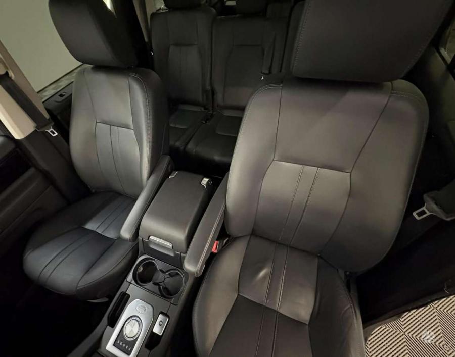 Grey Land Rover Discovery 2015 in Marijampole, with an engine capacity of 2.99 L and mileage of 214 thousand km for 14999 €, photo 26 on AUTOMOTO.COM.LV