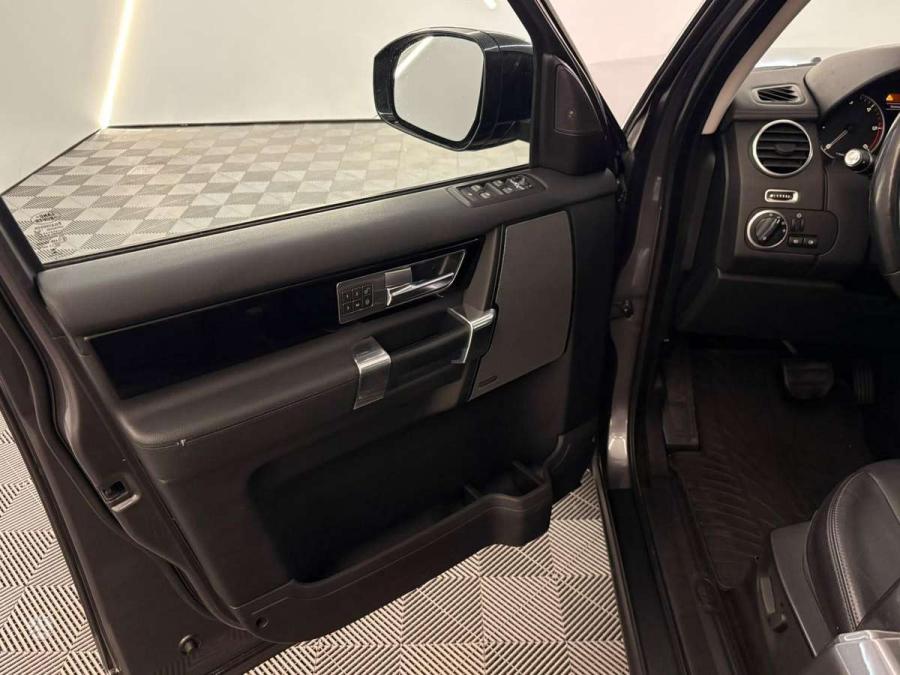 Grey Land Rover Discovery 2015 in Marijampole, with an engine capacity of 2.99 L and mileage of 214 thousand km for 14999 €, photo 28 on AUTOMOTO.COM.LV