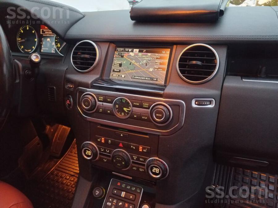 Grey Land Rover Discovery 2016 in Riga, with an engine capacity of 3.00 L and mileage of 167 thousand km for 16900 €, photo 24 on AUTOMOTO.COM.LV