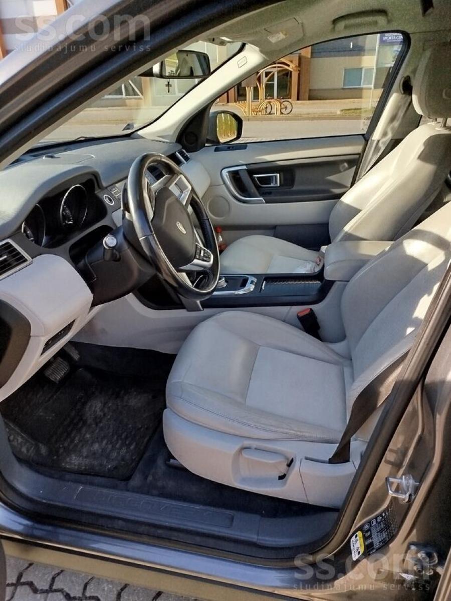 Grey Land Rover Discovery 2016 in Riga, with an engine capacity of 2.00 L and mileage of 192 thousand km for 12000 €, photo 5 on AUTOMOTO.COM.LV
