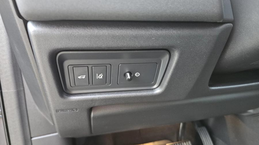 Grey Land Rover Discovery 2016 in Riga, with an engine capacity of 2.00 L and mileage of 292 thousand km for 12550 €, photo 13 on AUTOMOTO.COM.LV