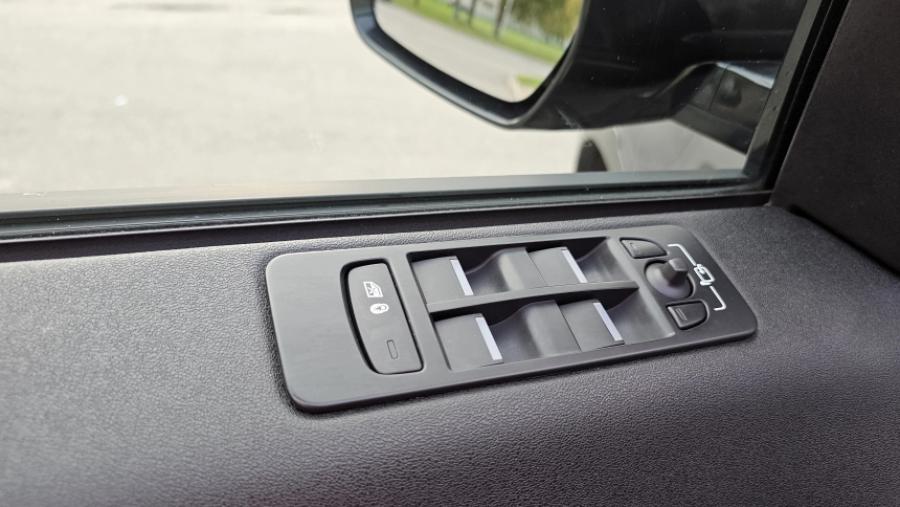 Grey Land Rover Discovery 2016 in Riga, with an engine capacity of 2.00 L and mileage of 292 thousand km for 12550 €, photo 14 on AUTOMOTO.COM.LV
