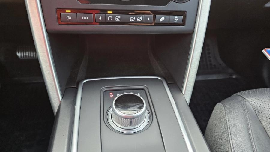 Grey Land Rover Discovery 2016 in Riga, with an engine capacity of 2.00 L and mileage of 292 thousand km for 12550 €, photo 22 on AUTOMOTO.COM.LV