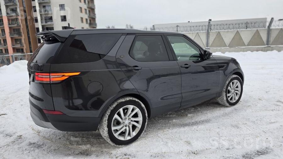 Grey Land Rover Discovery 2017 in Riga, with an engine capacity of 3.00 L and mileage of 200 thousand km for 20490 €, photo 5 on AUTOMOTO.COM.LV