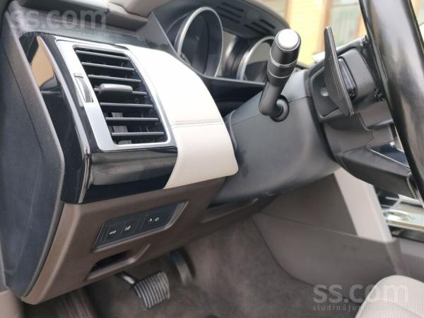 Grey Land Rover Discovery 2017 in Riga, with an engine capacity of 2.00 L and mileage of 156 thousand km for 18900 €, photo 9 on AUTOMOTO.COM.LV