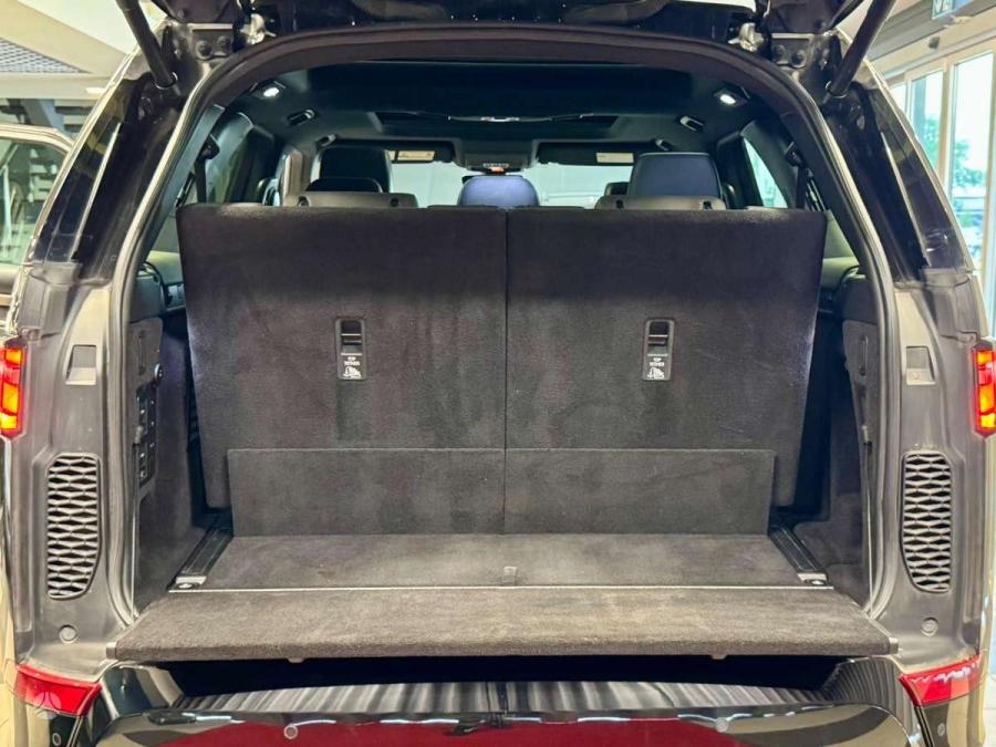 Grey Land Rover Discovery 2017 in Riga, with an engine capacity of 2.99 L and mileage of 128 thousand km for 22490 €, photo 8 on AUTOMOTO.COM.LV