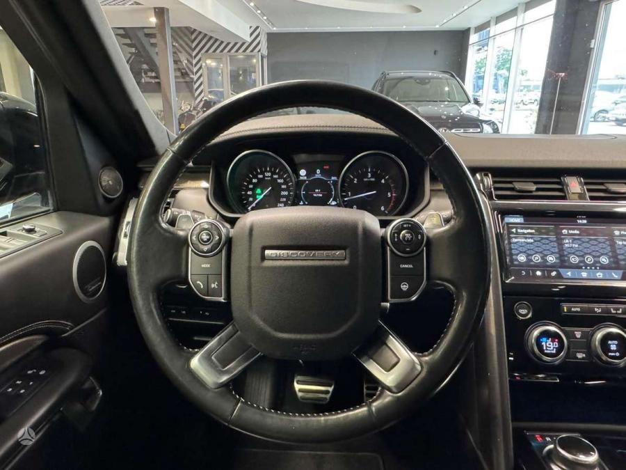 Grey Land Rover Discovery 2017 in Riga, with an engine capacity of 2.99 L and mileage of 128 thousand km for 22490 €, photo 12 on AUTOMOTO.COM.LV