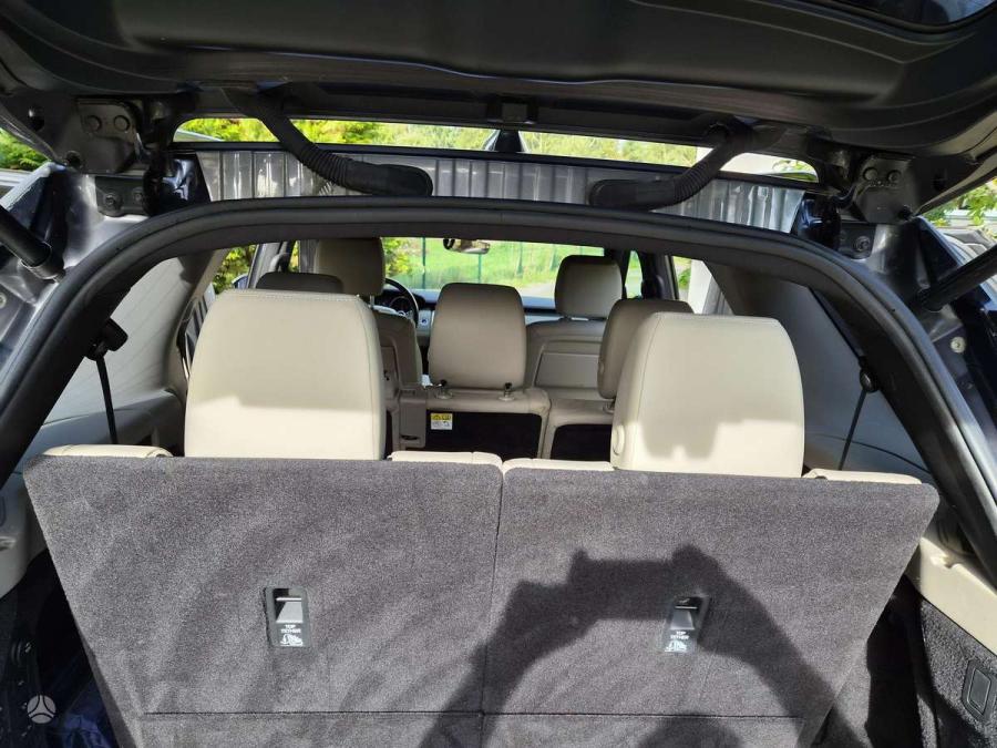 Grey Land Rover Discovery 2017 in Vilnius, with an engine capacity of 2.99 L and mileage of 133 thousand km for 18300 €, photo 10 on AUTOMOTO.COM.LV