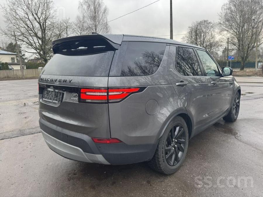 Grey Land Rover Discovery 2018 in Riga, with an engine capacity of 3.00 L and mileage of 133 thousand km for 28800 €, photo 4 on AUTOMOTO.COM.LV