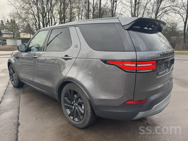Grey Land Rover Discovery 2018 in Riga, with an engine capacity of 3.00 L and mileage of 133 thousand km for 28800 €, photo 5 on AUTOMOTO.COM.LV