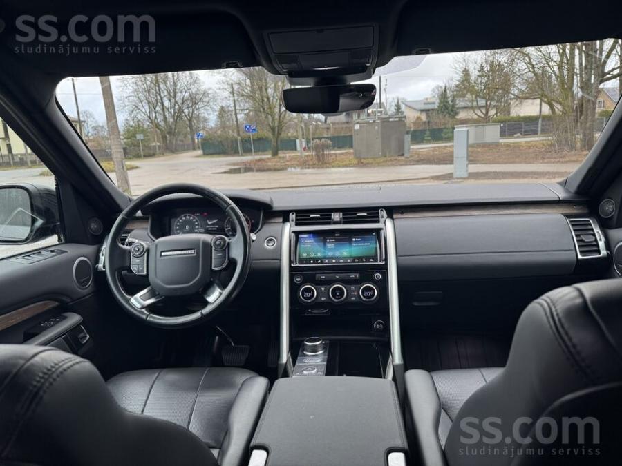 Grey Land Rover Discovery 2018 in Riga, with an engine capacity of 3.00 L and mileage of 140 thousand km for 23900 €, photo 9 on AUTOMOTO.COM.LV