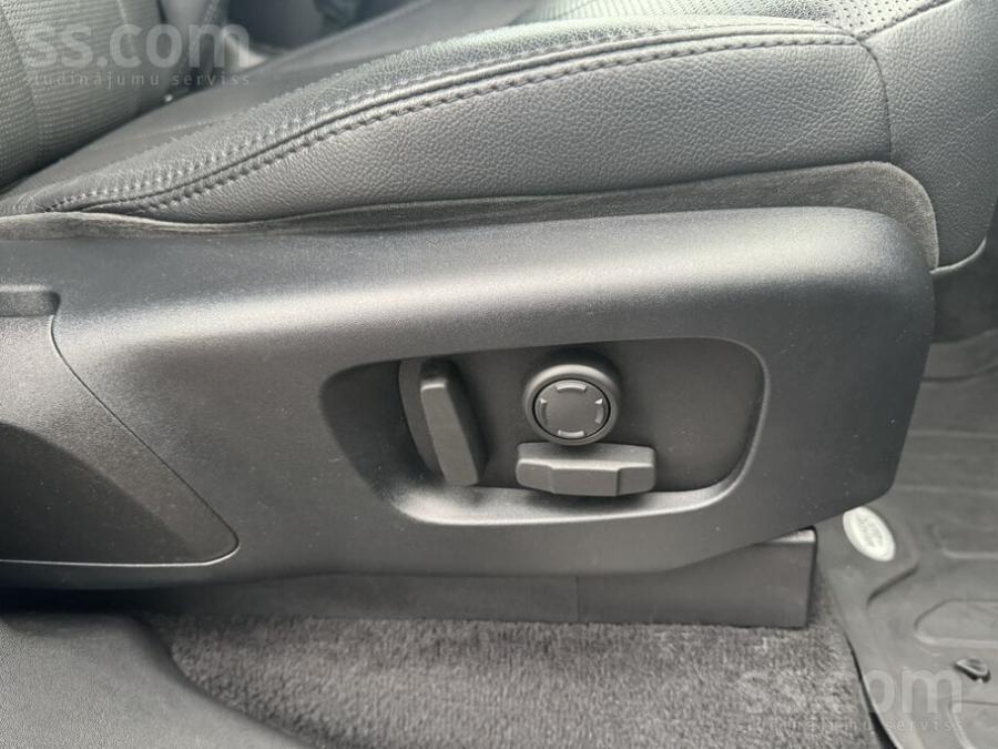 Grey Land Rover Discovery 2018 in Riga, with an engine capacity of 3.00 L and mileage of 140 thousand km for 23900 €, photo 11 on AUTOMOTO.COM.LV