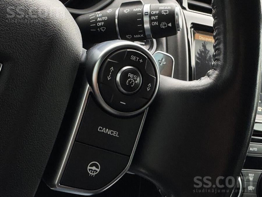 Grey Land Rover Discovery 2018 in Valmiera, with an engine capacity of 3.00 L and mileage of 107 thousand km for 27200 €, photo 12 on AUTOMOTO.COM.LV