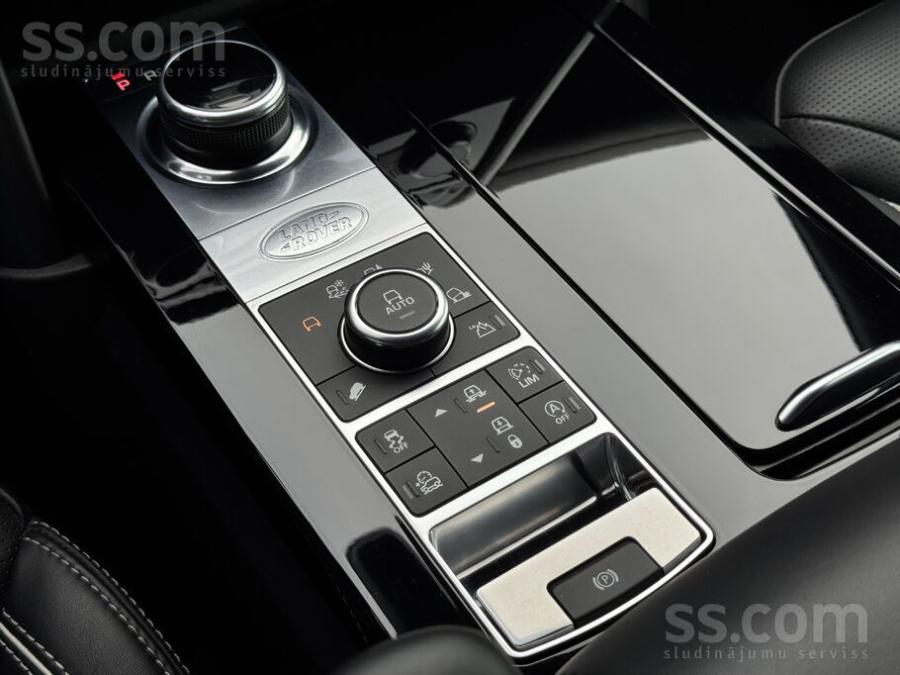 Grey Land Rover Discovery 2018 in Valmiera, with an engine capacity of 3.00 L and mileage of 107 thousand km for 27200 €, photo 17 on AUTOMOTO.COM.LV