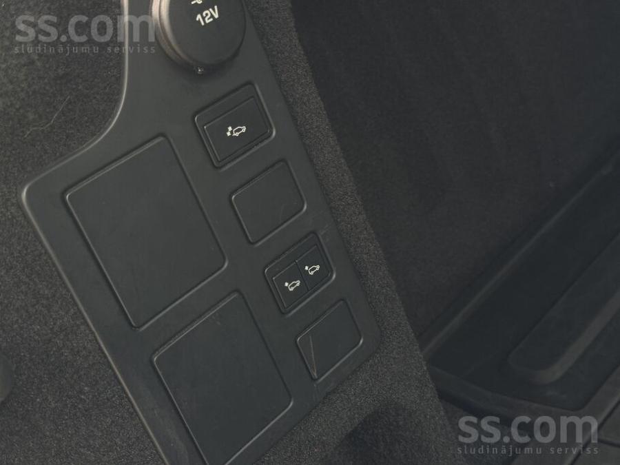 Grey Land Rover Discovery 2018 in Valmiera, with an engine capacity of 3.00 L and mileage of 107 thousand km for 27200 €, photo 23 on AUTOMOTO.COM.LV