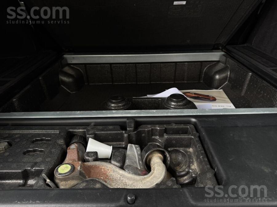 Grey Land Rover Discovery 2018 in Valmiera, with an engine capacity of 3.00 L and mileage of 107 thousand km for 27200 €, photo 25 on AUTOMOTO.COM.LV