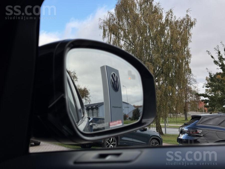 Grey Land Rover Discovery 2018 in Valmiera, with an engine capacity of 3.00 L and mileage of 107 thousand km for 27200 €, photo 26 on AUTOMOTO.COM.LV