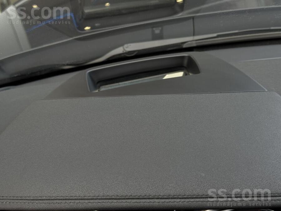 Grey Land Rover Discovery 2018 in Valmiera, with an engine capacity of 3.00 L and mileage of 107 thousand km for 27200 €, photo 27 on AUTOMOTO.COM.LV