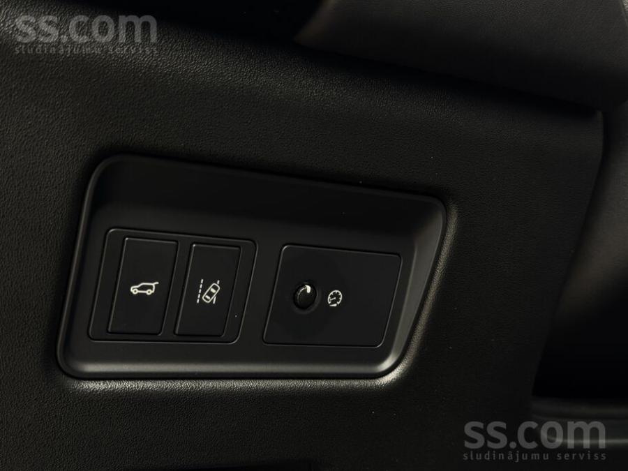 Grey Land Rover Discovery 2018 in Valmiera, with an engine capacity of 3.00 L and mileage of 107 thousand km for 27200 €, photo 29 on AUTOMOTO.COM.LV