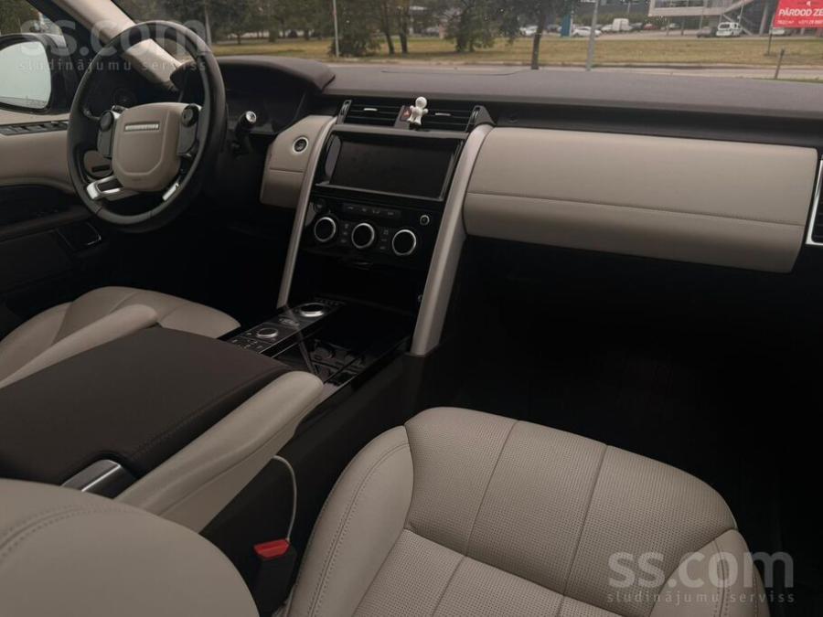 Grey Land Rover Discovery 2020 in Riga, with an engine capacity of 2.00 L and mileage of 70 thousand km for 24900 €, photo 12 on AUTOMOTO.COM.LV