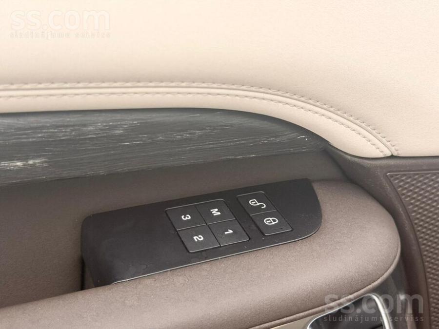 Grey Land Rover Discovery 2020 in Riga, with an engine capacity of 2.00 L and mileage of 70 thousand km for 24900 €, photo 17 on AUTOMOTO.COM.LV
