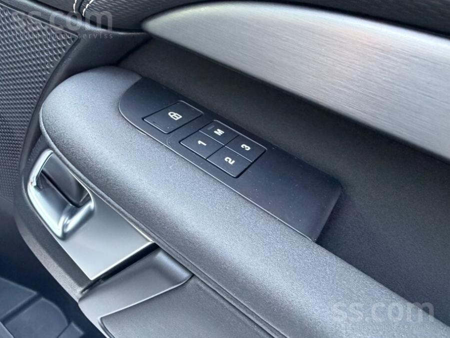 Grey Land Rover Discovery 2021 in Riga, with an engine capacity of 3.00 L and mileage of 132 thousand km for 36900 €, photo 18 on AUTOMOTO.COM.LV
