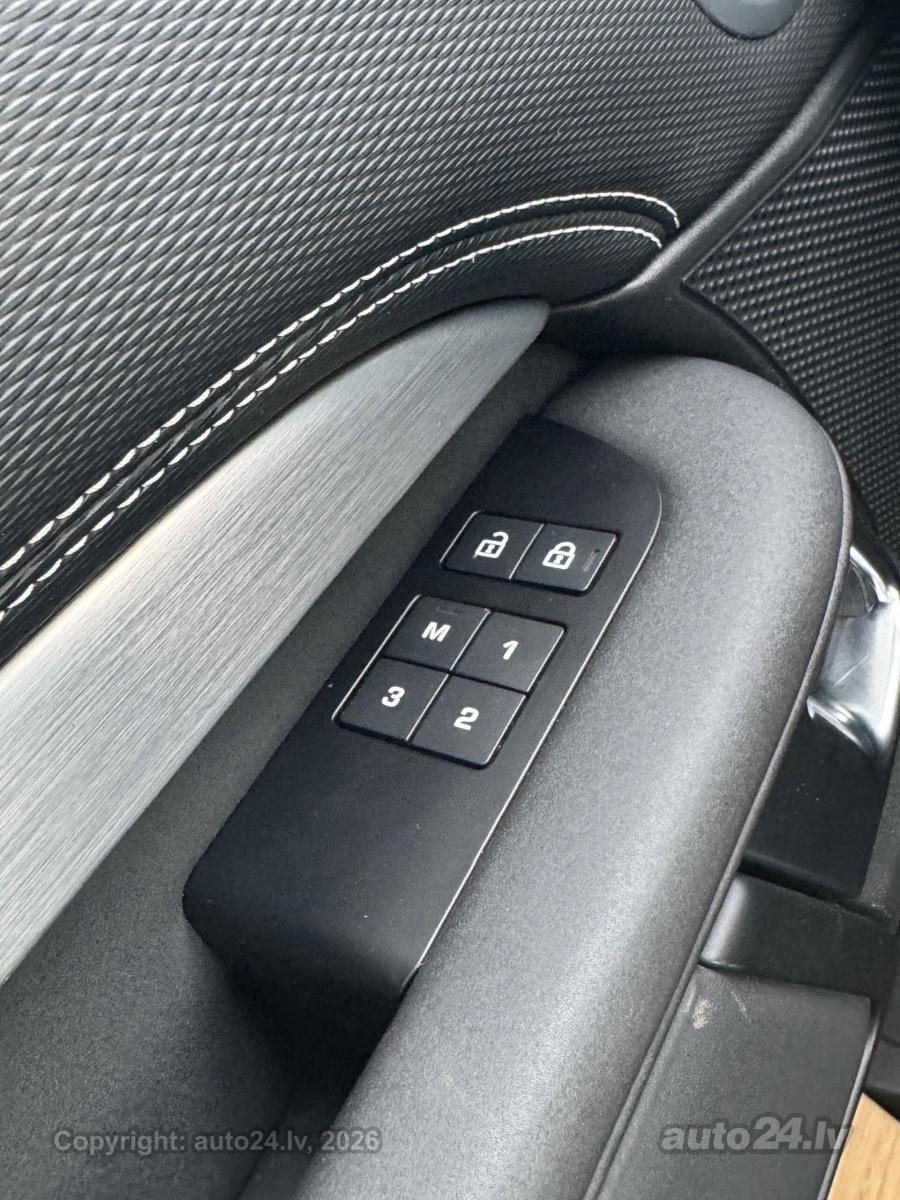 Grey Land Rover Discovery 2021 in Tallinn, with an engine capacity of 3.00 L and mileage of 126 thousand km for 40300 €, photo 26 on AUTOMOTO.COM.LV