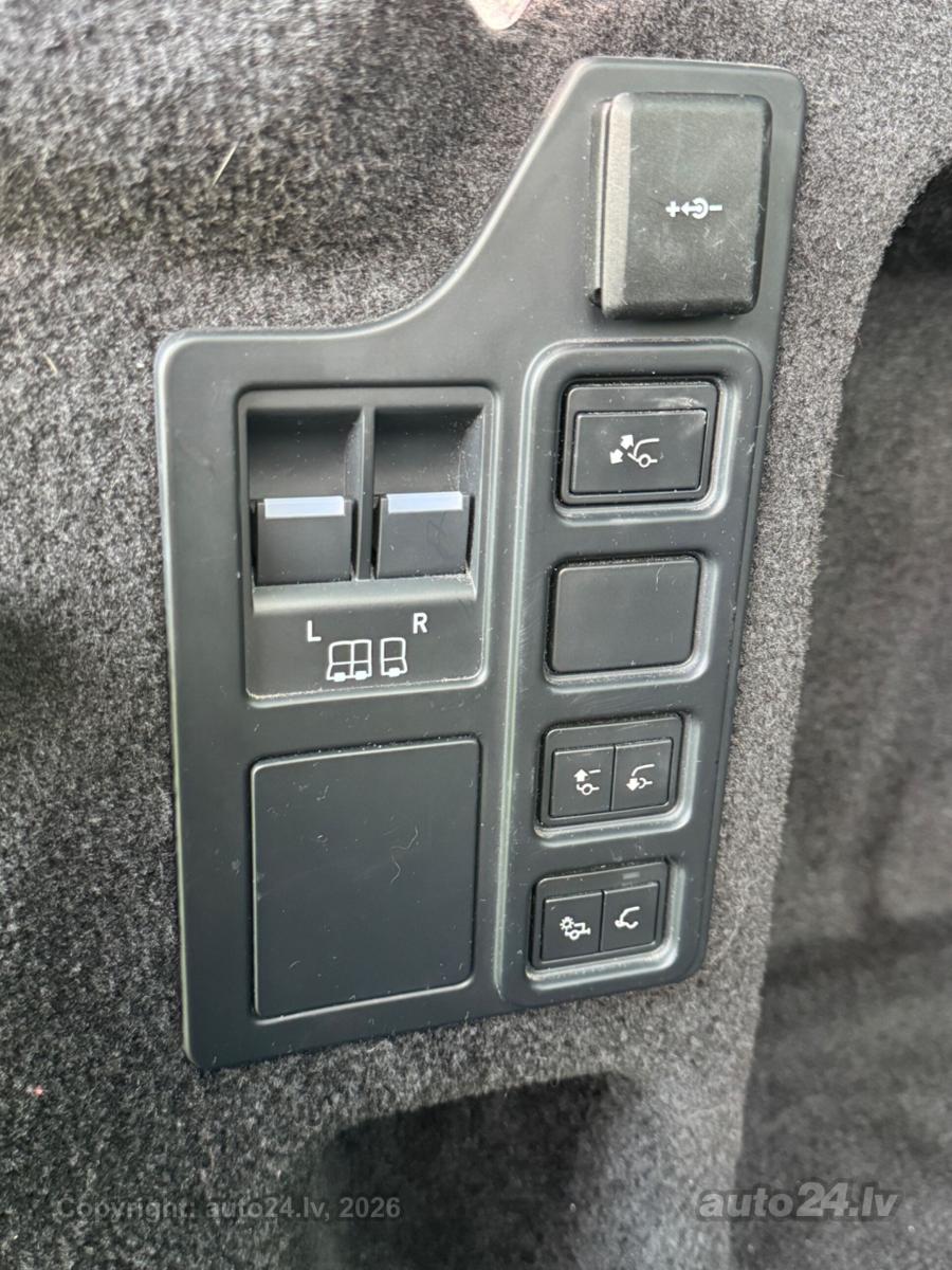 Grey Land Rover Discovery 2021 in Tallinn, with an engine capacity of 3.00 L and mileage of 126 thousand km for 40300 €, photo 30 on AUTOMOTO.COM.LV