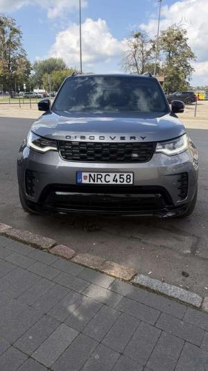 Pelēks Land Rover Discovery 2024 Kauņa, ar dzinēja tilpumu 3.00 L un nobraukumu 90 tūkst. km par 55000 €, foto  vietnē AUTOMOTO.COM.LV