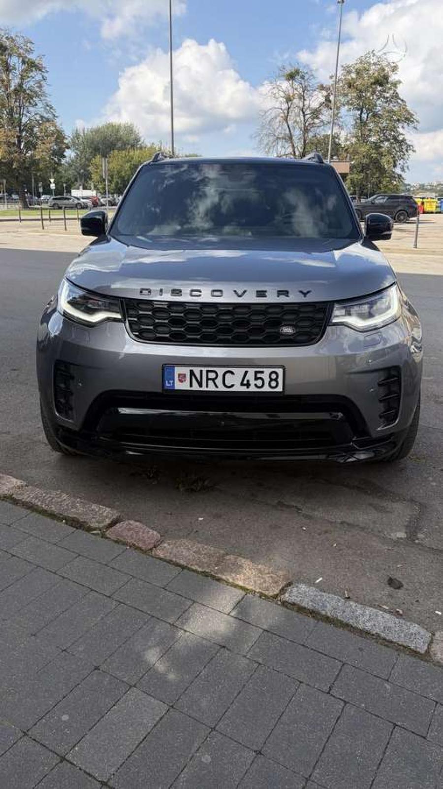 Pelēks Land Rover Discovery 2024 Kauņa, ar dzinēja tilpumu 3.00 L un nobraukumu 90 tūkst. km par 55000 €, foto 1 vietnē AUTOMOTO.COM.LV