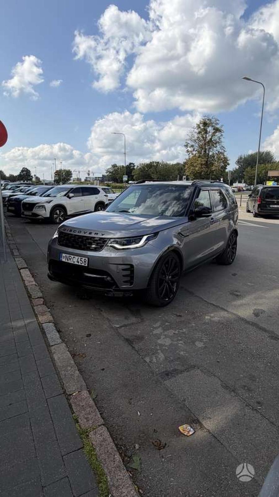 Pelēks Land Rover Discovery 2024 Kauņa, ar dzinēja tilpumu 3.00 L un nobraukumu 90 tūkst. km par 55000 €, foto 4 vietnē AUTOMOTO.COM.LV
