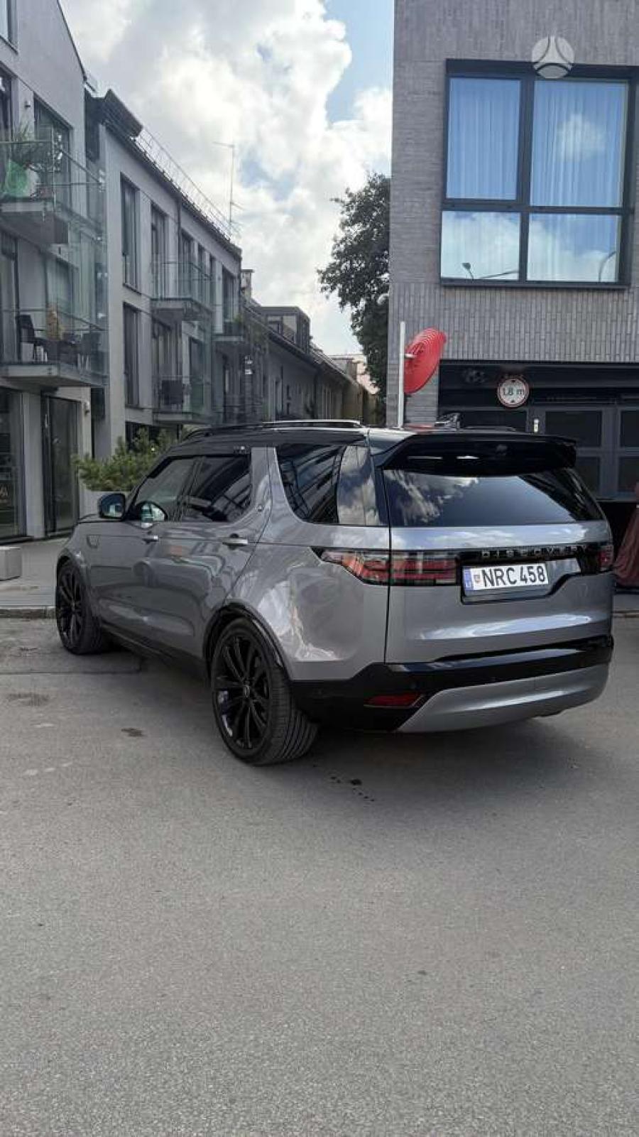 Pelēks Land Rover Discovery 2024 Kauņa, ar dzinēja tilpumu 3.00 L un nobraukumu 90 tūkst. km par 55000 €, foto 5 vietnē AUTOMOTO.COM.LV