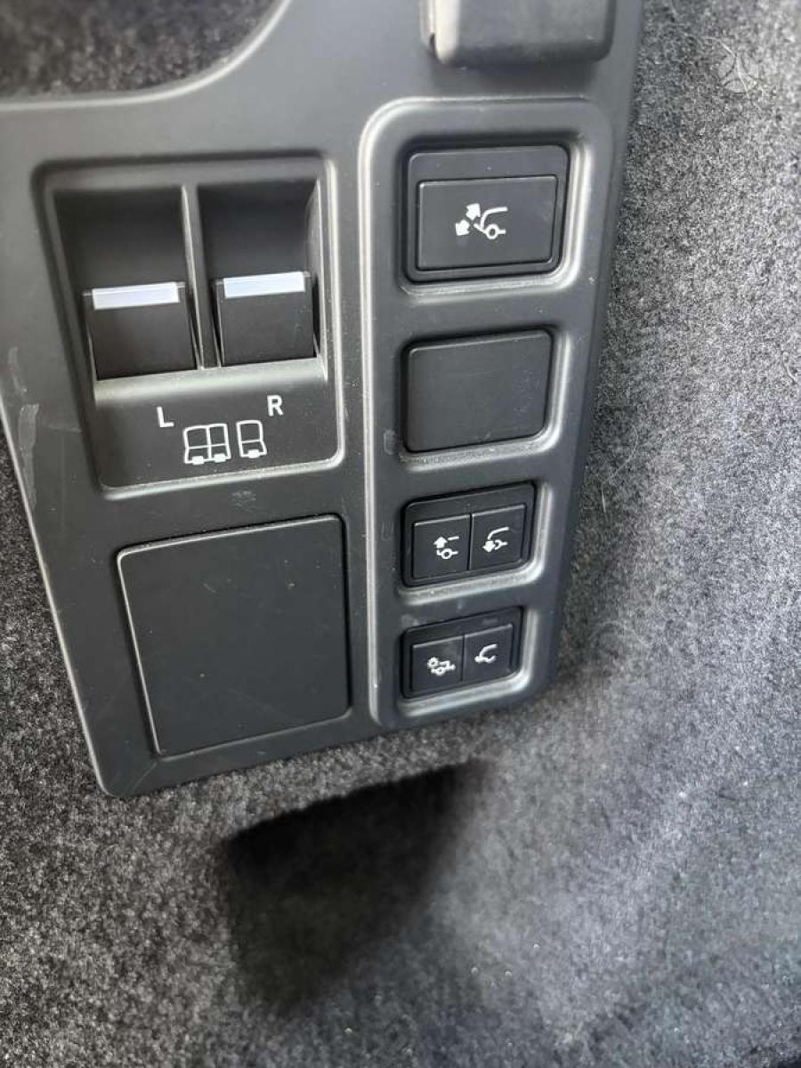 Pelēks Land Rover Discovery 2024 Kauņa, ar dzinēja tilpumu 3.00 L un nobraukumu 90 tūkst. km par 55000 €, foto 15 vietnē AUTOMOTO.COM.LV
