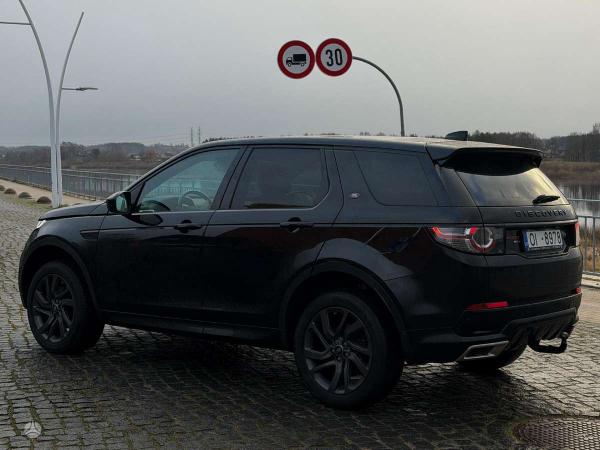 Black Land Rover Discovery Sport 2016 in Daugavpils, with an engine capacity of 2.00 L and mileage of 139 thousand km for 13950 €, photo 4 on AUTOMOTO.COM.LV