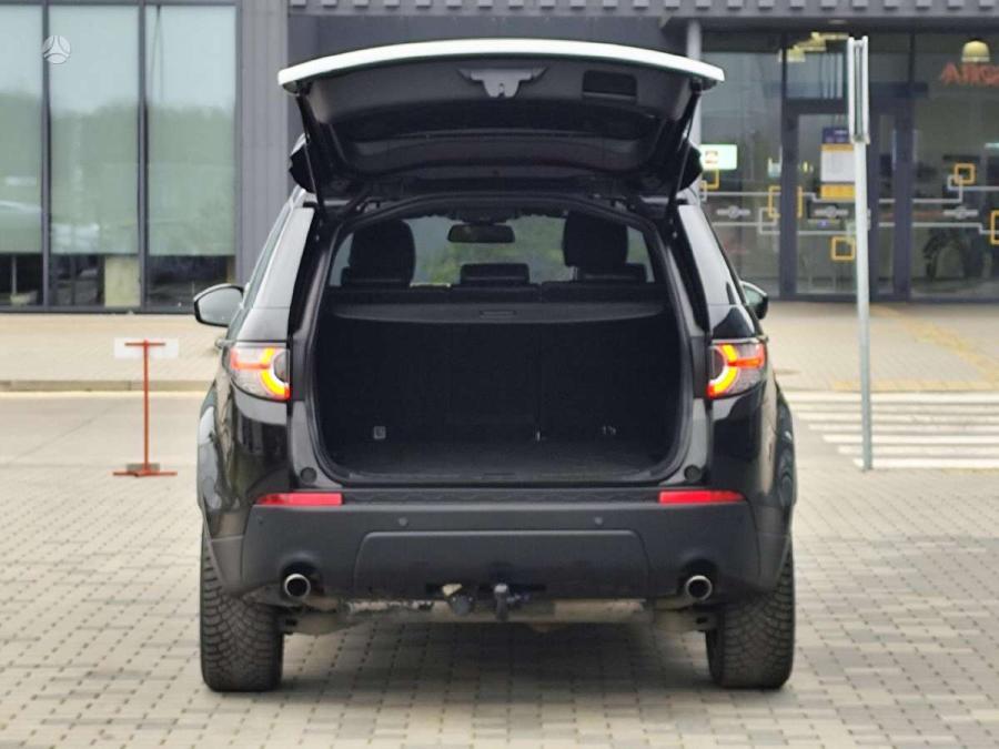 Black Land Rover Discovery Sport 2016 in Siauliai, with an engine capacity of 2.00 L and mileage of 186 thousand km for 12350 €, photo 7 on AUTOMOTO.COM.LV