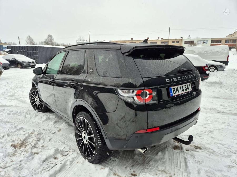 Black Land Rover Discovery Sport 2016 in Utena, with an engine capacity of 2.18 L and mileage of 128 thousand km for 10490 €, photo 4 on AUTOMOTO.COM.LV