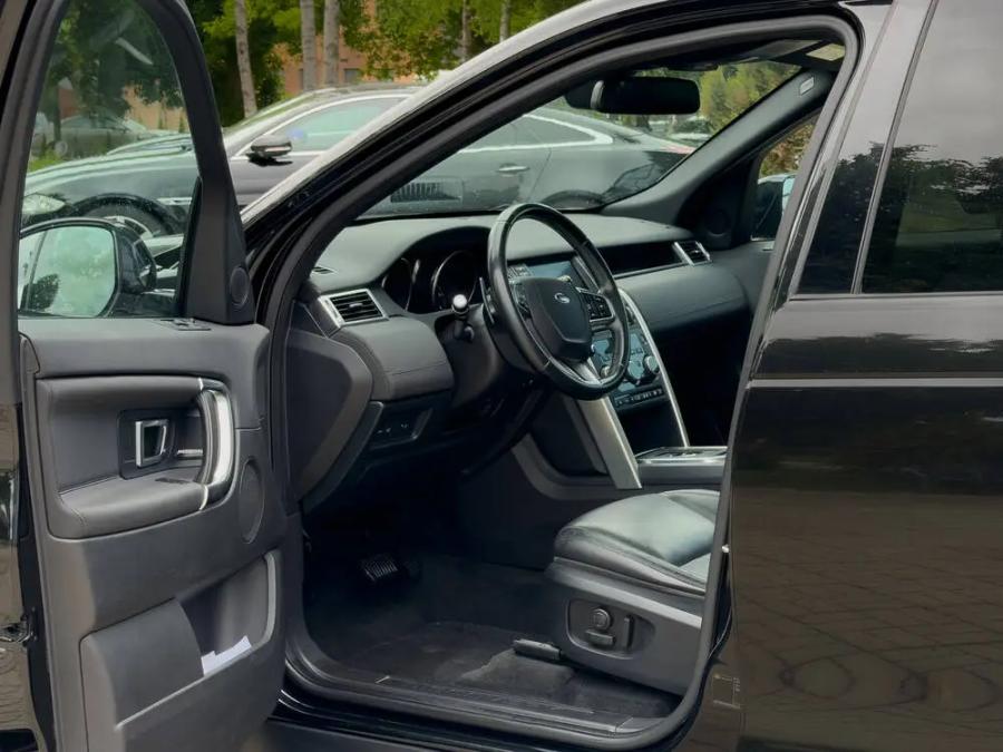 Melns Land Rover Discovery Sport 2016 Daugavpils, ar dzinēja tilpumu 2.00 L un nobraukumu 140 tūkst. km par 12650 €, foto 5 vietnē AUTOMOTO.COM.LV