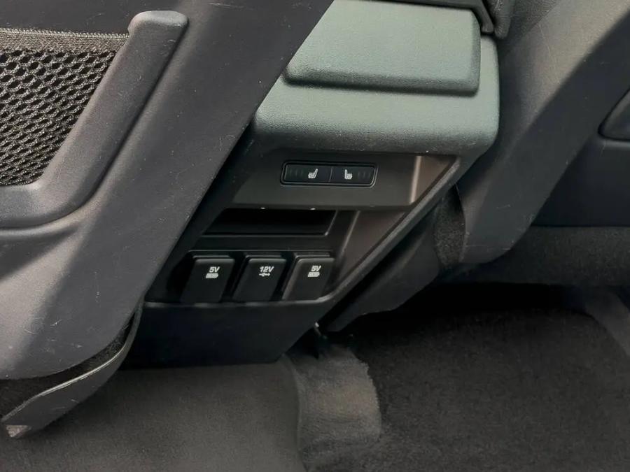 Melns Land Rover Discovery Sport 2016 Daugavpils, ar dzinēja tilpumu 2.00 L un nobraukumu 140 tūkst. km par 12650 €, foto 19 vietnē AUTOMOTO.COM.LV