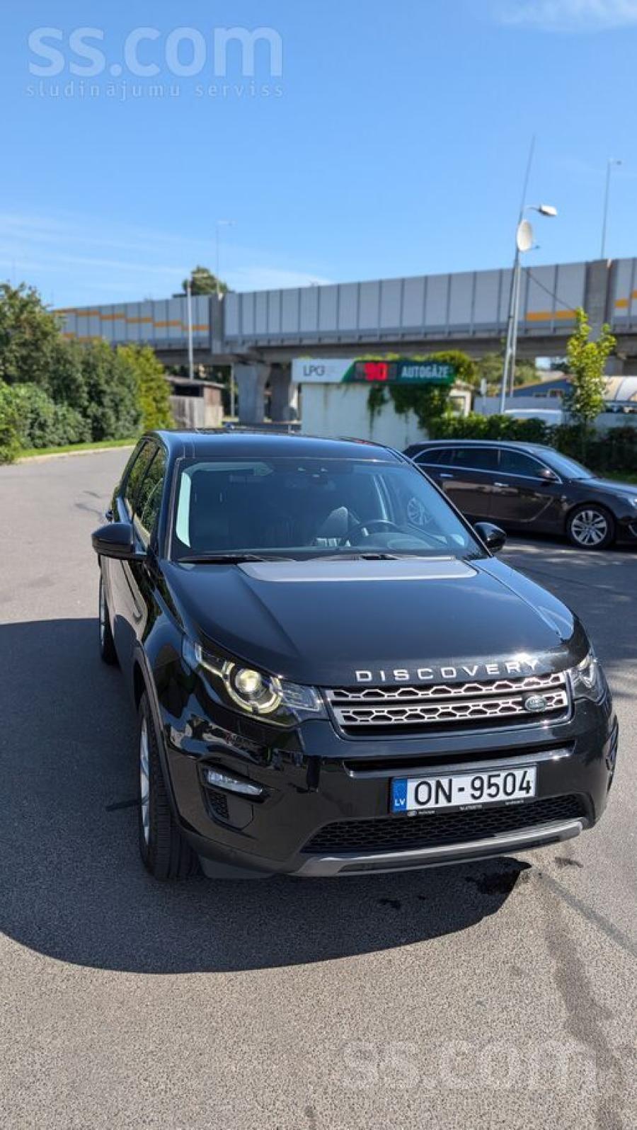 Melns Land Rover Discovery Sport 2016 Rīga, ar dzinēja tilpumu 2.00 L un nobraukumu 221 tūkst. km par 12900 €, foto 3 vietnē AUTOMOTO.COM.LV