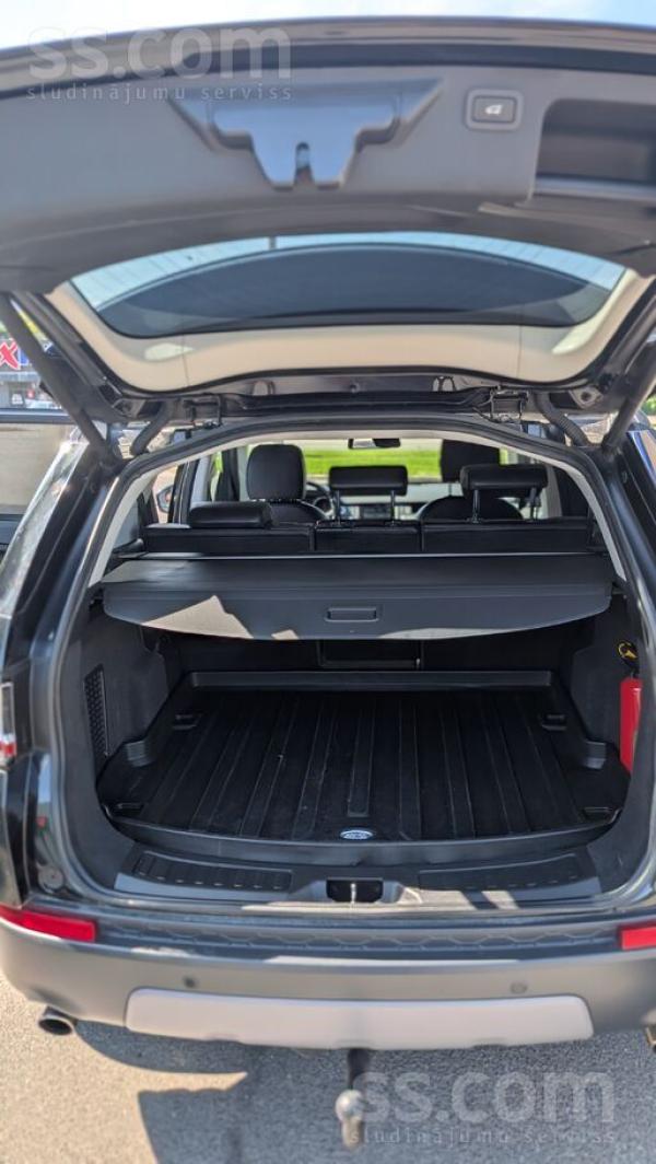Black Land Rover Discovery Sport 2016 in Riga, with an engine capacity of 2.00 L and mileage of 221 thousand km for 12900 €, photo 7 on AUTOMOTO.COM.LV