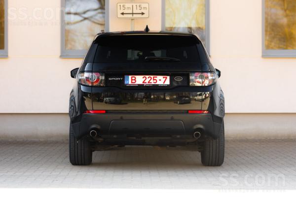 Black Land Rover Discovery Sport 2017 in Jelgava, with an engine capacity of 2.00 L and mileage of 203 thousand km for 12690 €, photo 4 on AUTOMOTO.COM.LV