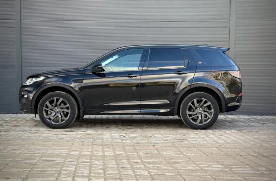 Black Land Rover Discovery Sport 2017 in Riga, with an engine capacity of 2.00 L and mileage of 193 thousand km for 13745 €, photo 3 on AUTOMOTO.COM.LV