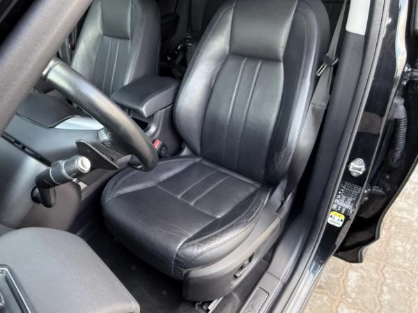 Melns Land Rover Discovery Sport 2017 Rīga, ar dzinēja tilpumu 2.00 L un nobraukumu 193 tūkst. km par 13745 €, foto 8 vietnē AUTOMOTO.COM.LV