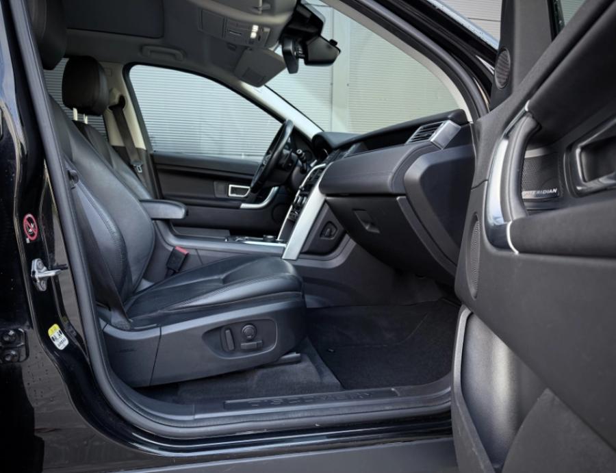 Black Land Rover Discovery Sport 2017 in Riga, with an engine capacity of 2.00 L and mileage of 193 thousand km for 13745 €, photo 20 on AUTOMOTO.COM.LV