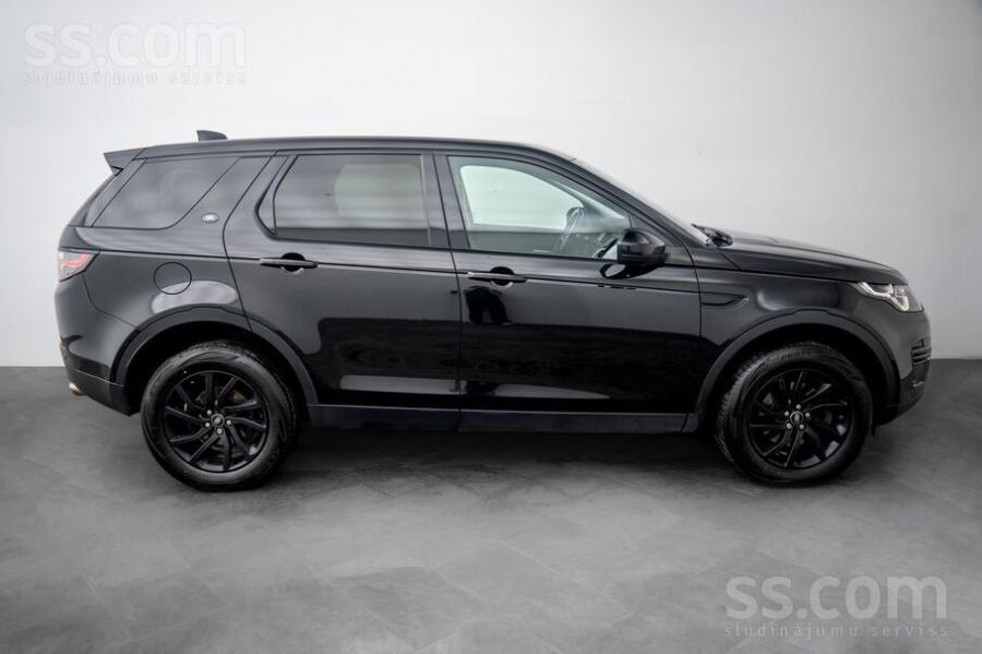 Black Land Rover Discovery Sport 2017 in Tallinn, with an engine capacity of 2.00 L and mileage of 227 thousand km for 11999 €, photo 5 on AUTOMOTO.COM.LV