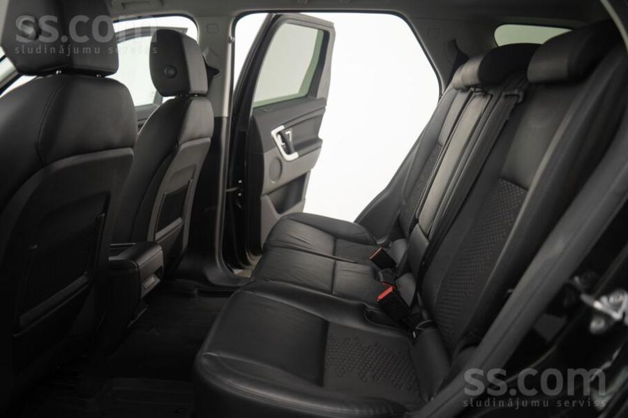 Black Land Rover Discovery Sport 2017 in Tallinn, with an engine capacity of 2.00 L and mileage of 227 thousand km for 11999 €, photo 11 on AUTOMOTO.COM.LV