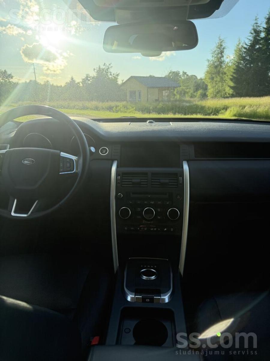Black Land Rover Discovery Sport 2017 in Talsi, with an engine capacity of 2.00 L and mileage of 240 thousand km for 12250 €, photo 9 on AUTOMOTO.COM.LV
